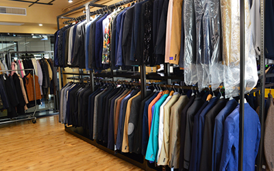 Spring Coat - Woman garment-washed cotton jacket with rivets